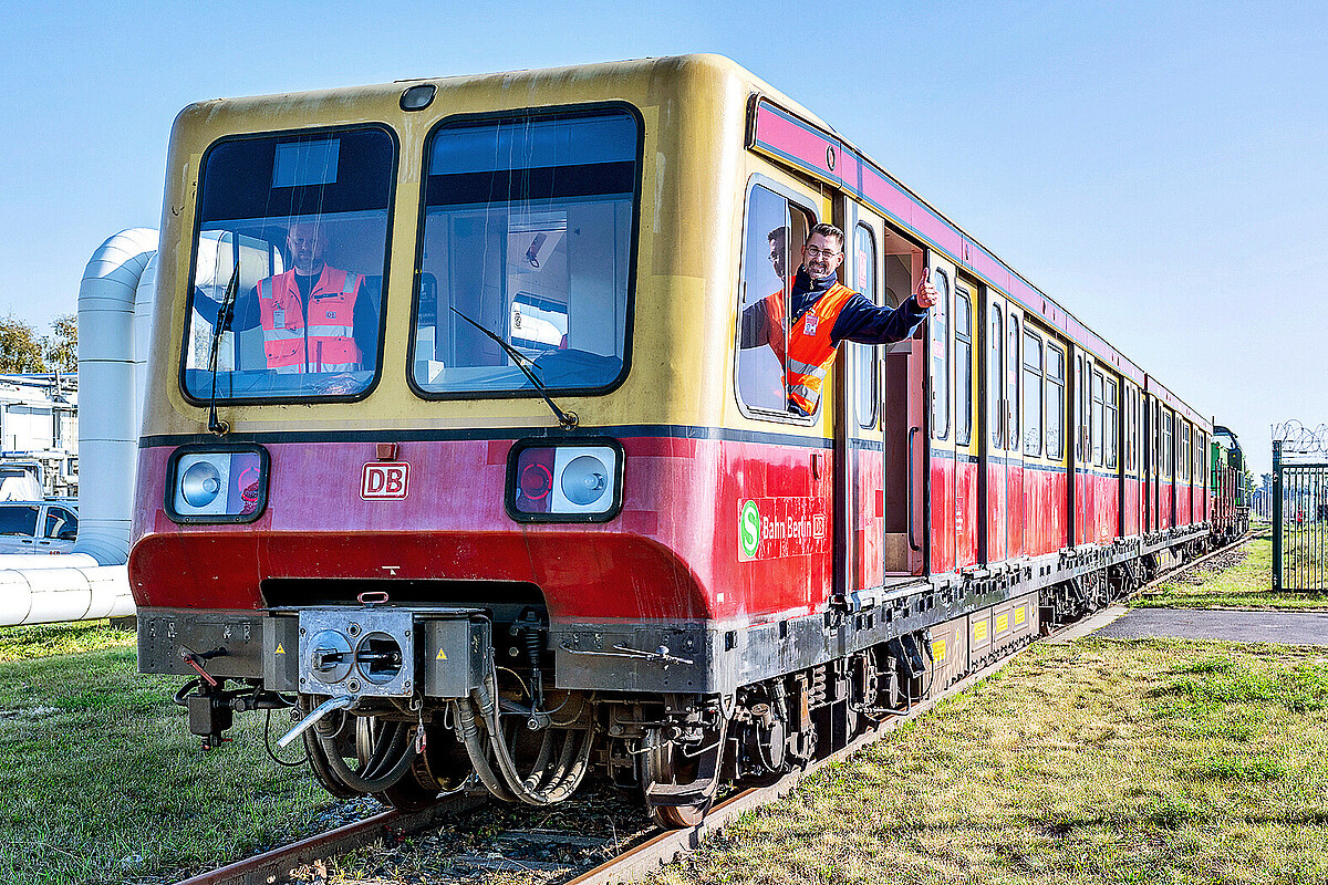 Feuerwehr übt in „Cola-Dose“ | S-Bahn Berlin GmbH